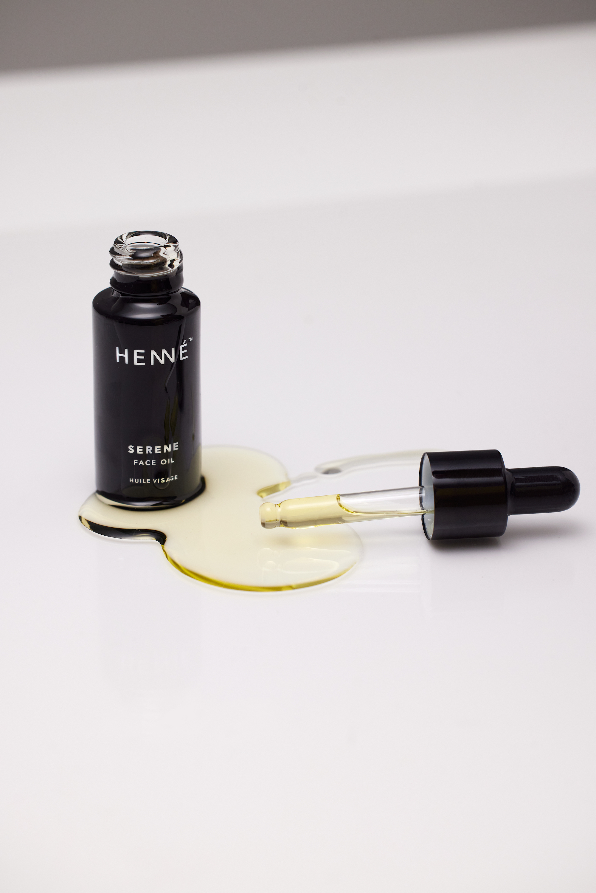 5 Travel Beauty Products for Every Minimalist Traveler - Henné Organics